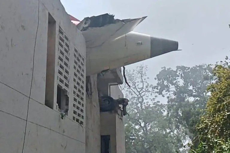 India: se estrelló un avión que iba a Londres con más de 240 pasajeros ...