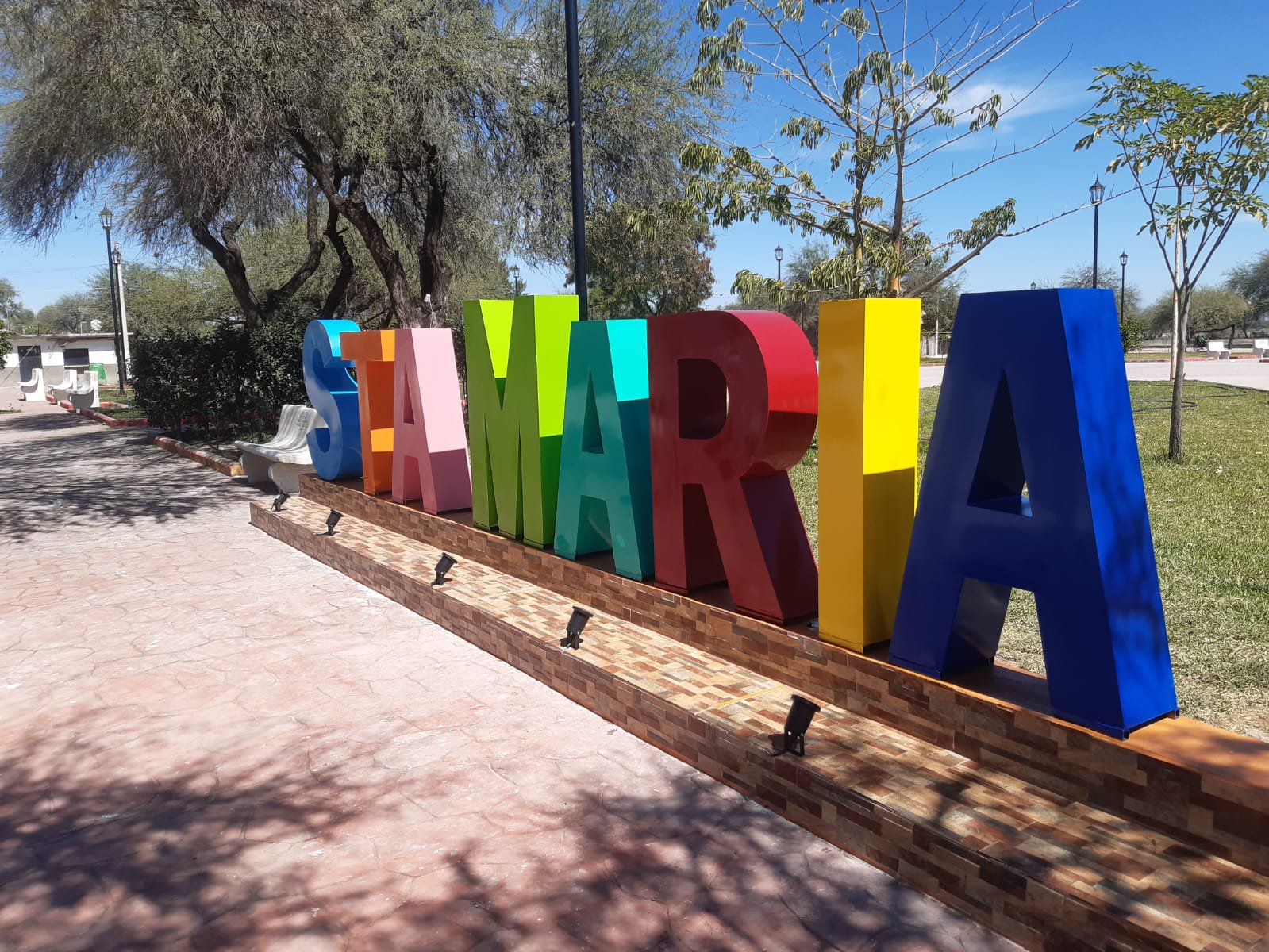 Habitantes de Santa María de los Llanitos embellecen la plaza de la ...