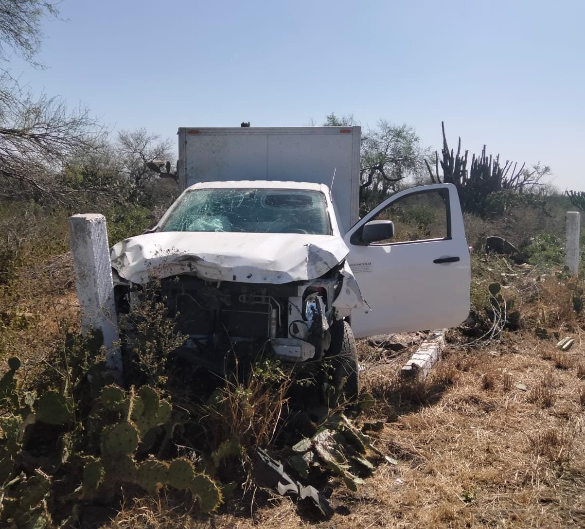 Salió de camino y choca camioneta de autozone, en la supercarretera ...